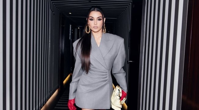 En images :Hande Erçel ose les couleurs au défilé Balmain - Arabeque