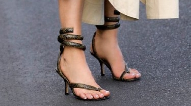 La tong à talon , la tendance phare de l'été 2020 - Arabeque